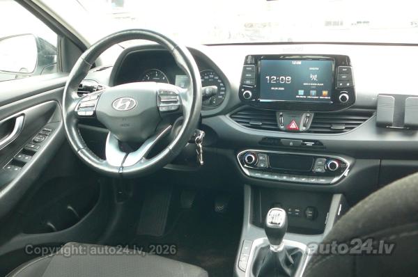 White Hyundai i30 2019 in Johvi, with an engine capacity of 1.60 L and mileage of 220 thousand km for 8700 €, photo 3 on AUTOMOTO.COM.LV