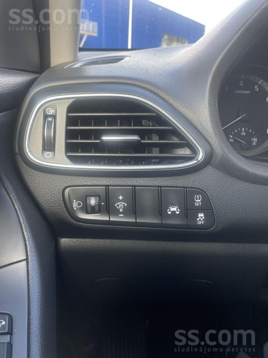 White Hyundai i30 2019 in Riga, with an engine capacity of 1.40 L and mileage of 199 thousand km for 5650 €, photo 8 on AUTOMOTO.COM.LV