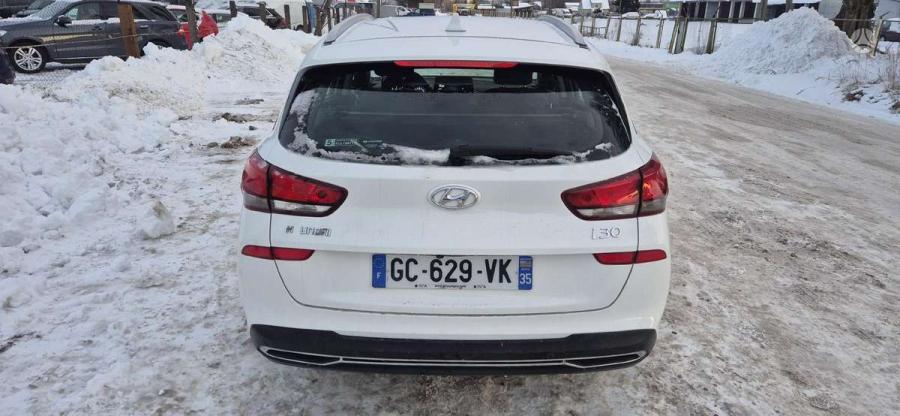 White Hyundai i30 2021 in Taurage, with an engine capacity of 1.60 L and mileage of 180 thousand km for 8900 €, photo 10 on AUTOMOTO.COM.LV