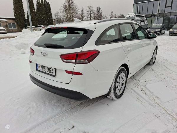 White Hyundai i30 2021 in Vilnius, with an engine capacity of 1.60 L and mileage of 168 thousand km for 7900 €, photo 3 on AUTOMOTO.COM.LV