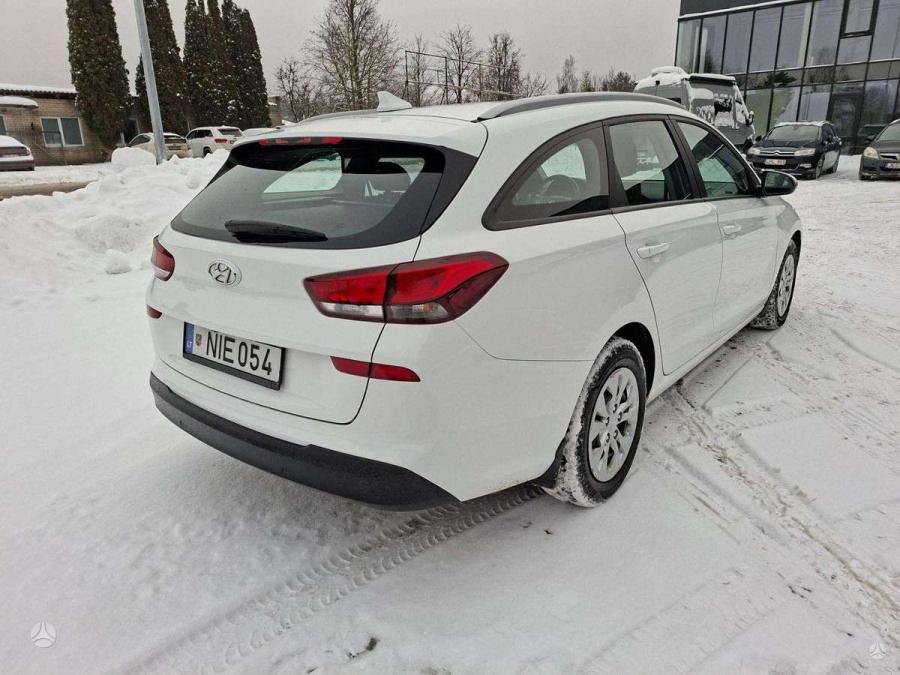 White Hyundai i30 2021 in Vilnius, with an engine capacity of 1.60 L and mileage of 168 thousand km for 7900 €, photo 3 on AUTOMOTO.COM.LV
