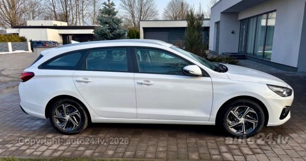 White Hyundai i30 2021 in Parnu, with an engine capacity of 1.60 L and mileage of 106 thousand km for 10990 €, photo 3 on AUTOMOTO.COM.LV