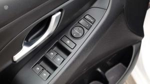 Balts Hyundai i30 2022 Marijampole, ar dzinēja tilpumu 1.60 L un nobraukumu 226 tūkst. km par 9990 €, foto 30 vietnē AUTOMOTO.COM.LV