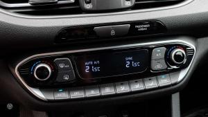 Balts Hyundai i30 2022 Marijampole, ar dzinēja tilpumu 1.60 L un nobraukumu 226 tūkst. km par 9990 €, foto 35 vietnē AUTOMOTO.COM.LV