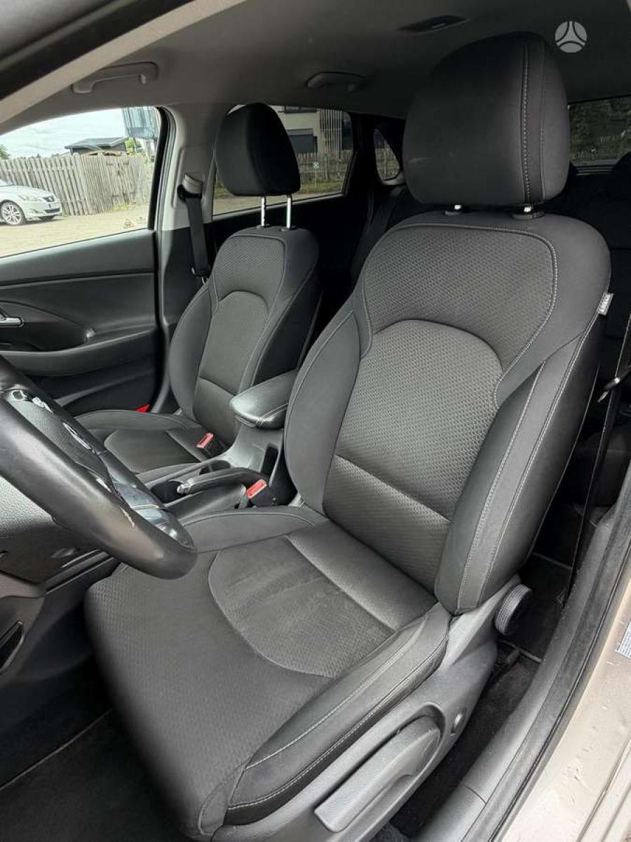 Yellow Hyundai i30 2017 in Siauliai, with an engine capacity of 1.58 L and mileage of 190 thousand km for 7400 €, photo 17 on AUTOMOTO.COM.LV
