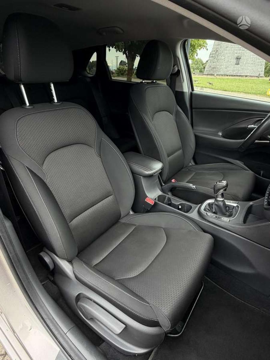 Yellow Hyundai i30 2017 in Siauliai, with an engine capacity of 1.58 L and mileage of 190 thousand km for 7400 €, photo 18 on AUTOMOTO.COM.LV