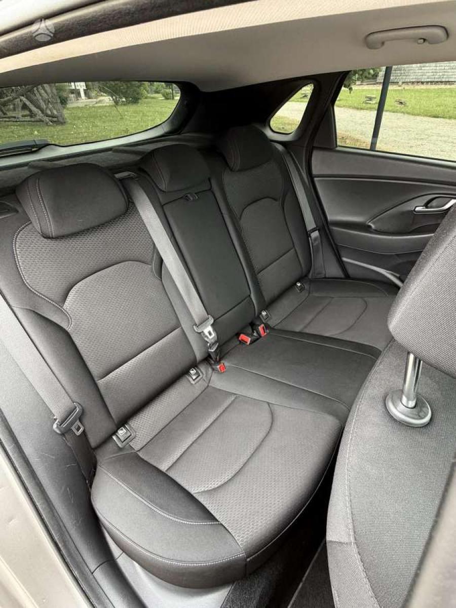 Yellow Hyundai i30 2017 in Siauliai, with an engine capacity of 1.58 L and mileage of 190 thousand km for 7400 €, photo 19 on AUTOMOTO.COM.LV