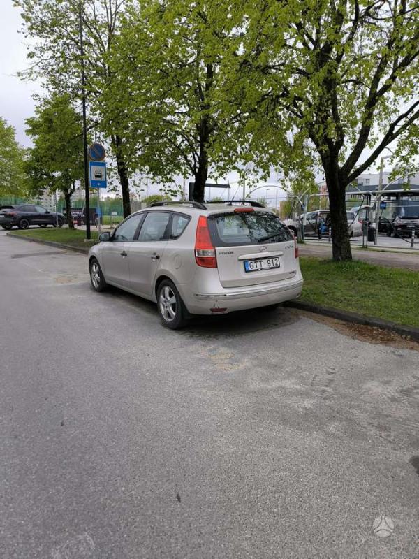 Yellow Hyundai i30 2009 in Vilnius, with an engine capacity of 1.58 L and mileage of 200 thousand km for 1300 €, photo 4 on AUTOMOTO.COM.LV
