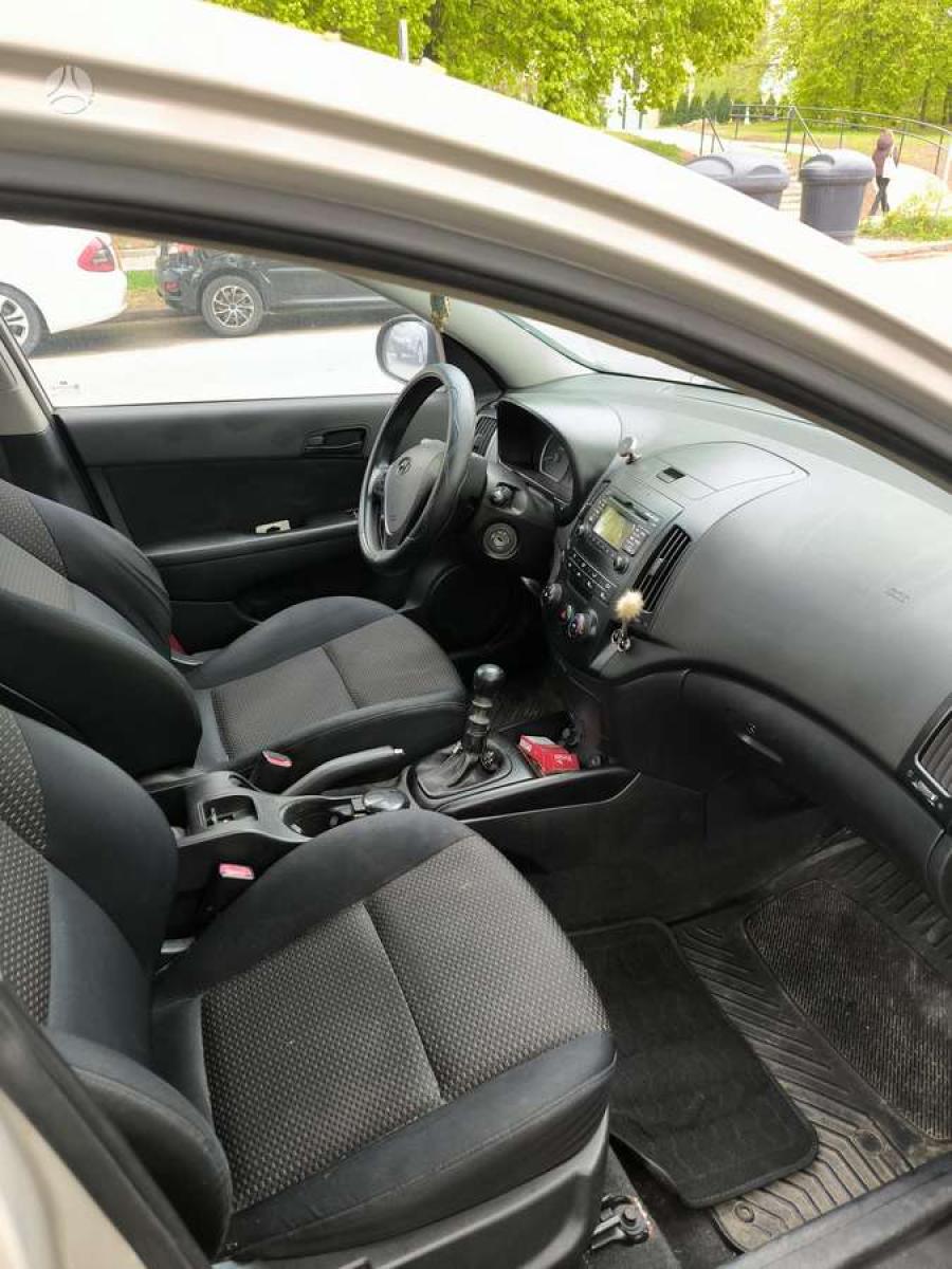 Yellow Hyundai i30 2009 in Vilnius, with an engine capacity of 1.58 L and mileage of 200 thousand km for 1300 €, photo 9 on AUTOMOTO.COM.LV