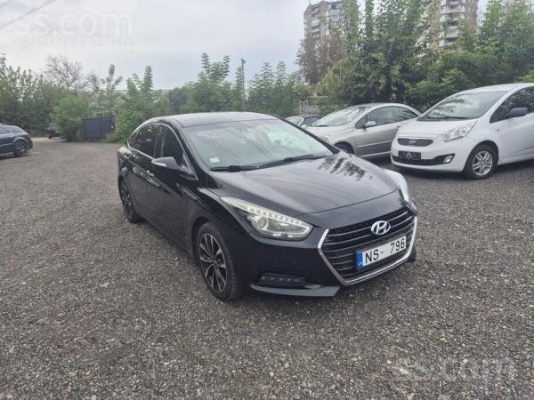 Black Hyundai i40 2016 in Riga, with an engine capacity of 1.70 L and mileage of 217 thousand km for 7490 €, photo 2 on AUTOMOTO.COM.LV