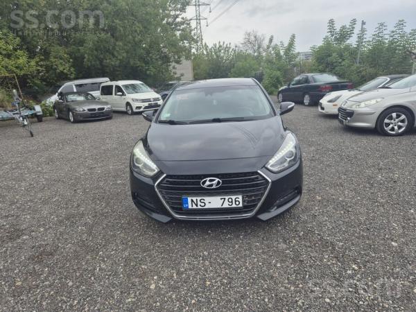 Black Hyundai i40 2016 in Riga, with an engine capacity of 1.70 L and mileage of 217 thousand km for 7490 €, photo 3 on AUTOMOTO.COM.LV