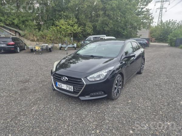 Black Hyundai i40 2016 in Riga, with an engine capacity of 1.70 L and mileage of 217 thousand km for 7490 €, photo 4 on AUTOMOTO.COM.LV
