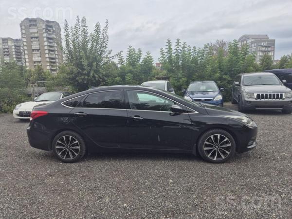 Black Hyundai i40 2016 in Riga, with an engine capacity of 1.70 L and mileage of 217 thousand km for 7490 €, photo 5 on AUTOMOTO.COM.LV