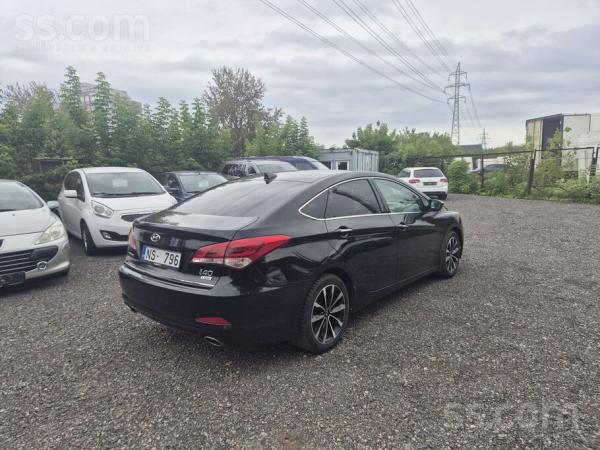 Black Hyundai i40 2016 in Riga, with an engine capacity of 1.70 L and mileage of 217 thousand km for 7490 €, photo 6 on AUTOMOTO.COM.LV