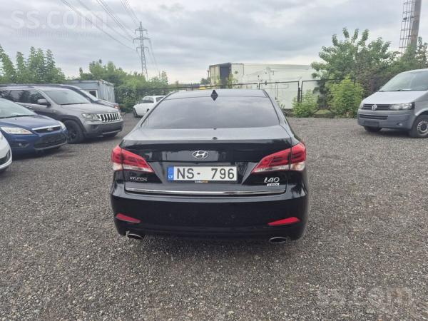 Black Hyundai i40 2016 in Riga, with an engine capacity of 1.70 L and mileage of 217 thousand km for 7490 €, photo 7 on AUTOMOTO.COM.LV