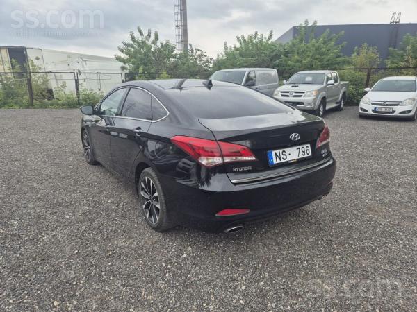Black Hyundai i40 2016 in Riga, with an engine capacity of 1.70 L and mileage of 217 thousand km for 7490 €, photo 8 on AUTOMOTO.COM.LV