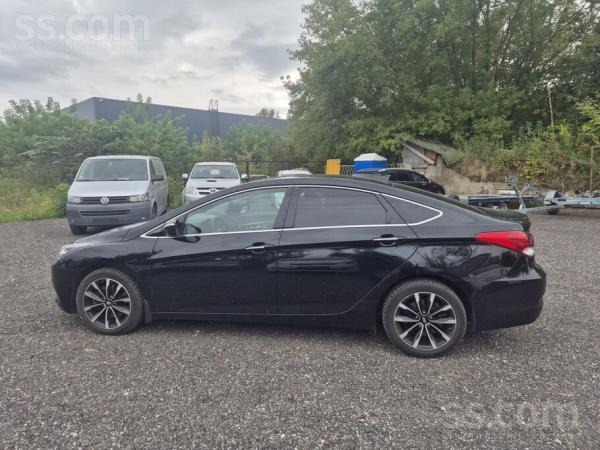 Black Hyundai i40 2016 in Riga, with an engine capacity of 1.70 L and mileage of 217 thousand km for 7490 €, photo 9 on AUTOMOTO.COM.LV