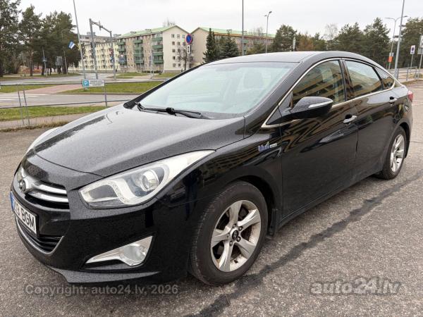 Black Hyundai i40 2012 in Tallinn, with an engine capacity of 1.70 L and mileage of 213 thousand km for 2700 €, photo 2 on AUTOMOTO.COM.LV