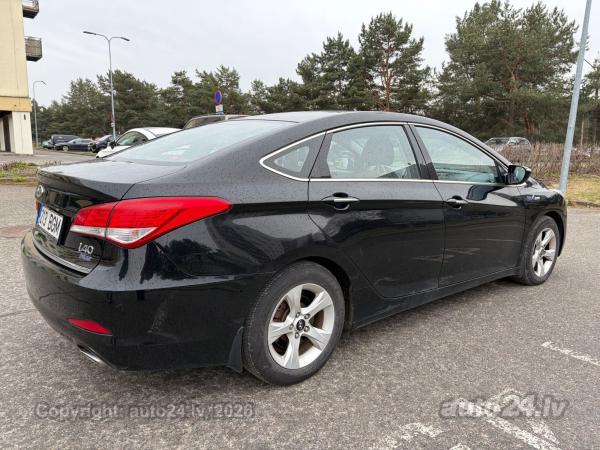Black Hyundai i40 2012 in Tallinn, with an engine capacity of 1.70 L and mileage of 213 thousand km for 2700 €, photo 3 on AUTOMOTO.COM.LV