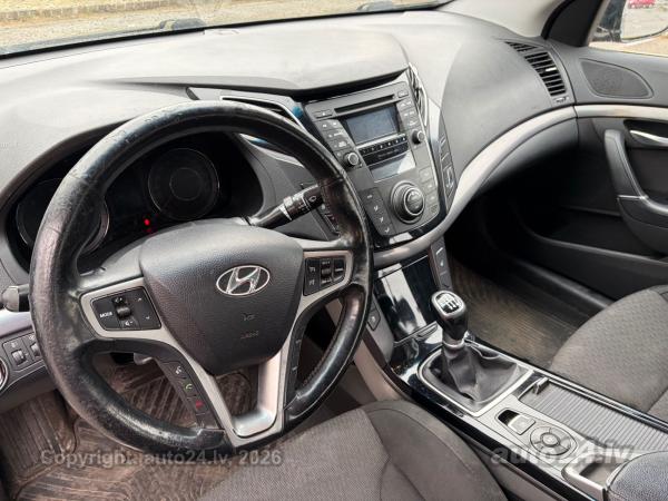 Black Hyundai i40 2012 in Tallinn, with an engine capacity of 1.70 L and mileage of 213 thousand km for 2700 €, photo 6 on AUTOMOTO.COM.LV