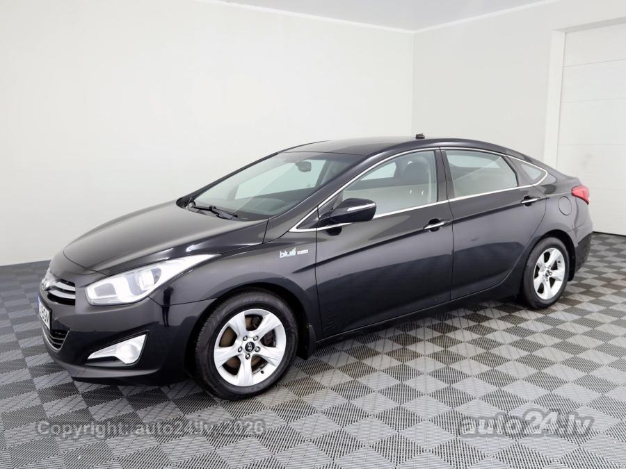 Black Hyundai i40 2012 in Tallinn, with an engine capacity of 1.70 L and mileage of 212 thousand km for 3199 €, photo 3 on AUTOMOTO.COM.LV