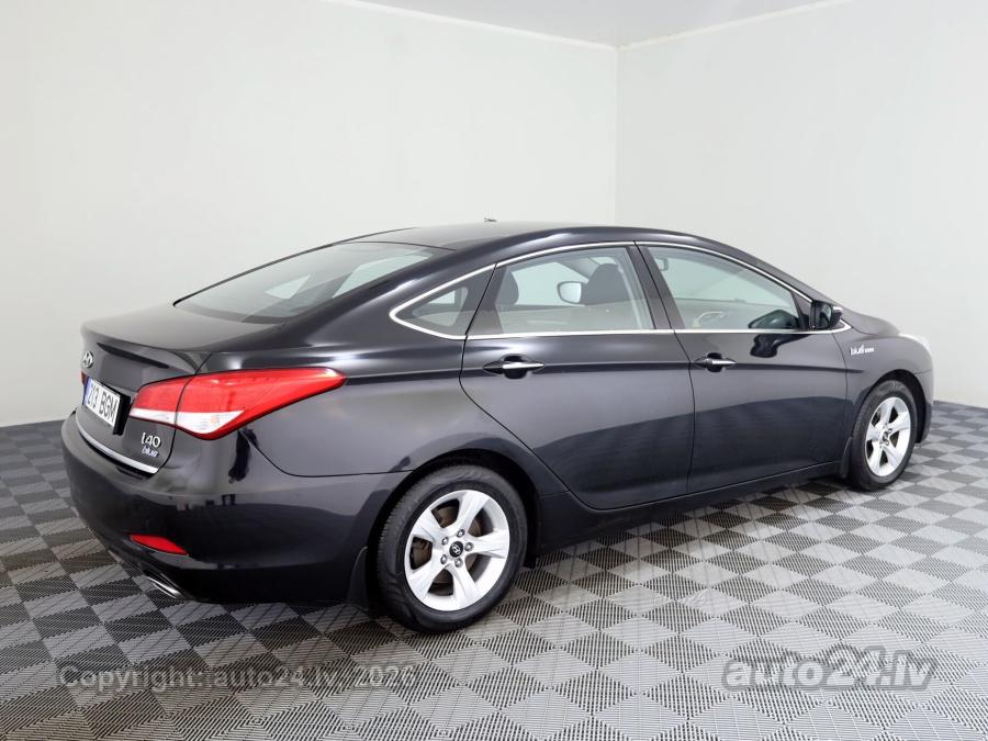 Black Hyundai i40 2012 in Tallinn, with an engine capacity of 1.70 L and mileage of 212 thousand km for 3199 €, photo 4 on AUTOMOTO.COM.LV