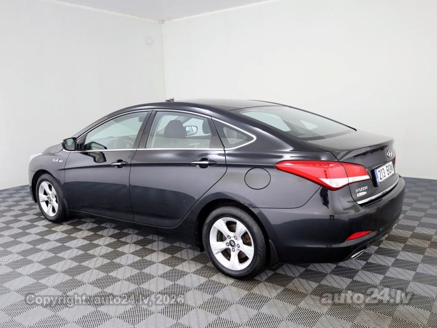 Black Hyundai i40 2012 in Tallinn, with an engine capacity of 1.70 L and mileage of 212 thousand km for 3199 €, photo 5 on AUTOMOTO.COM.LV