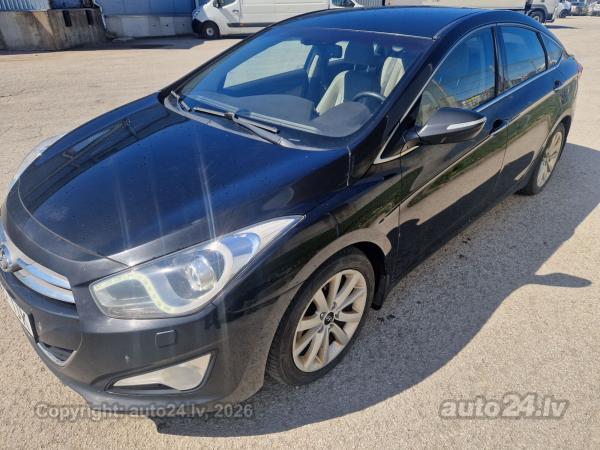 Black Hyundai i40 2012 in Tallinn, with an engine capacity of 1.70 L and mileage of 303 thousand km for 3300 €, photo 2 on AUTOMOTO.COM.LV