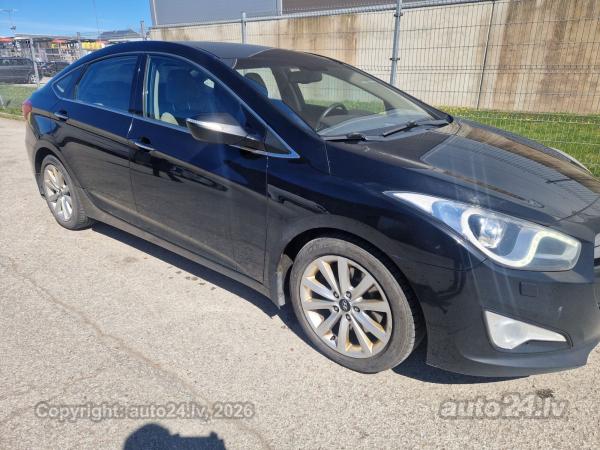 Black Hyundai i40 2012 in Tallinn, with an engine capacity of 1.70 L and mileage of 303 thousand km for 3300 €, photo 3 on AUTOMOTO.COM.LV