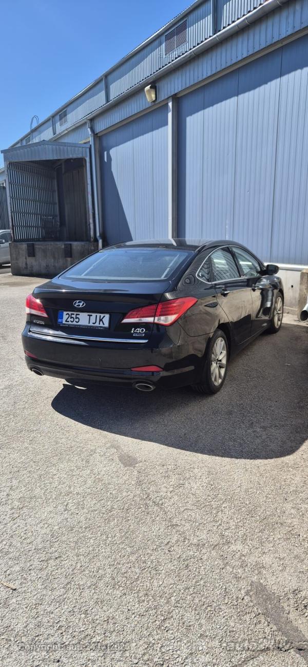 Black Hyundai i40 2012 in Tallinn, with an engine capacity of 1.70 L and mileage of 303 thousand km for 3300 €, photo 6 on AUTOMOTO.COM.LV