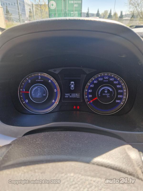 Black Hyundai i40 2012 in Tallinn, with an engine capacity of 1.70 L and mileage of 303 thousand km for 3300 €, photo 10 on AUTOMOTO.COM.LV