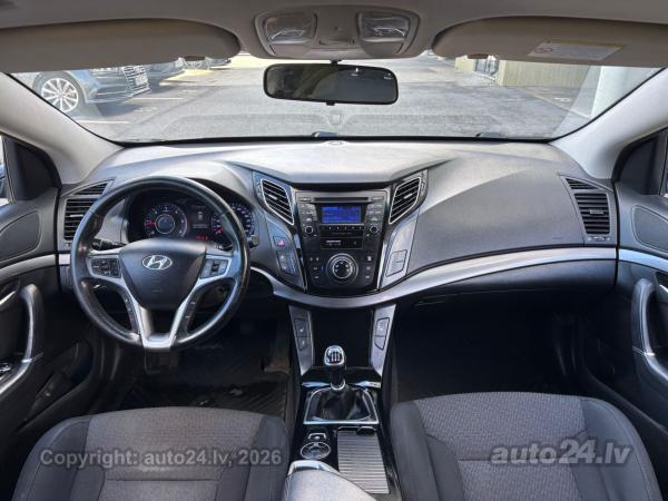 Black Hyundai i40 2012 in Tallinn, with an engine capacity of 1.70 L and mileage of 265 thousand km for 3990 €, photo 8 on AUTOMOTO.COM.LV