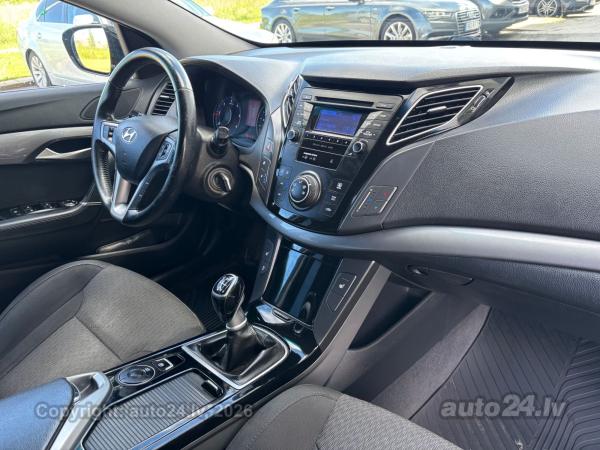Black Hyundai i40 2012 in Tallinn, with an engine capacity of 1.70 L and mileage of 265 thousand km for 3990 €, photo 10 on AUTOMOTO.COM.LV