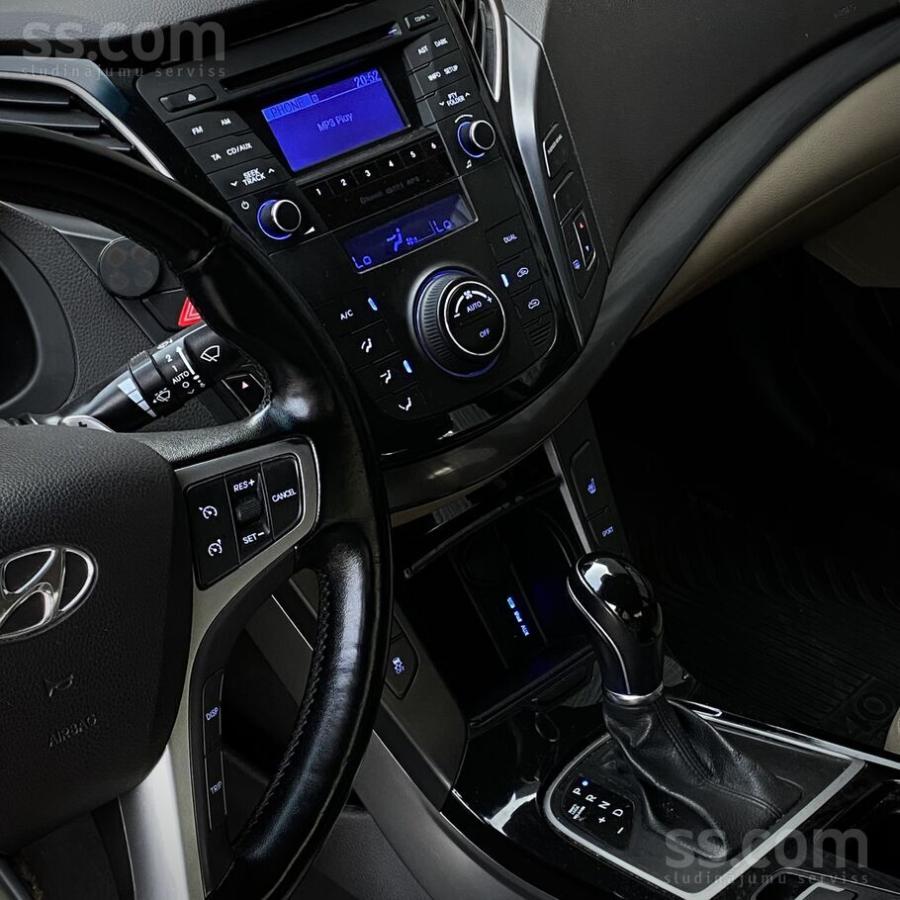 Black Hyundai i40 2012 in Riga, with an engine capacity of 1.70 L and mileage of 305 thousand km for 4750 €, photo 11 on AUTOMOTO.COM.LV