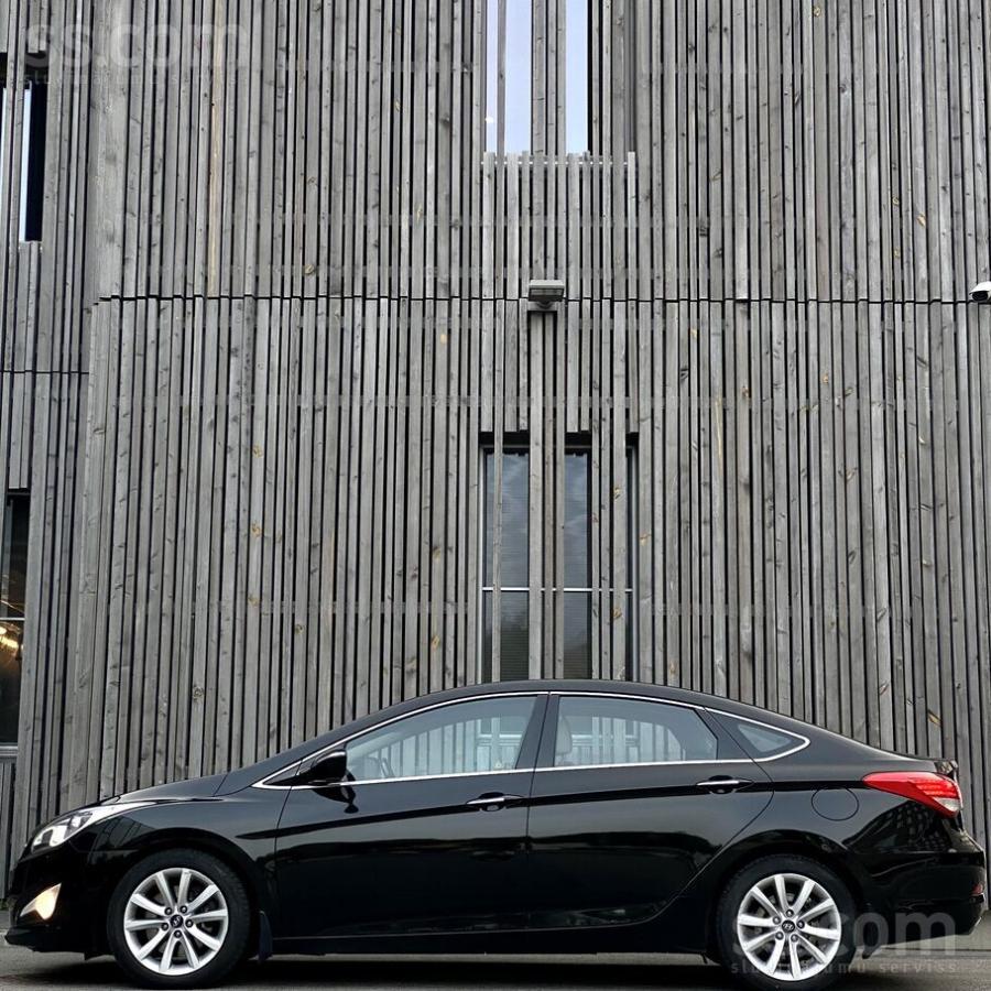 Black Hyundai i40 2012 in Riga, with an engine capacity of 1.70 L and mileage of 305 thousand km for 4750 €, photo 17 on AUTOMOTO.COM.LV