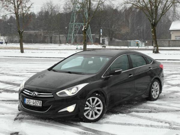 Black Hyundai i40 2013 in Riga, with an engine capacity of 2.00 L and mileage of 253 thousand km for 3990 €, photo 1 on AUTOMOTO.COM.LV