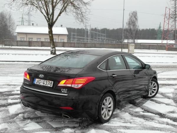 Black Hyundai i40 2013 in Riga, with an engine capacity of 2.00 L and mileage of 253 thousand km for 3990 €, photo 3 on AUTOMOTO.COM.LV