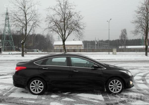 Black Hyundai i40 2013 in Riga, with an engine capacity of 2.00 L and mileage of 253 thousand km for 3990 €, photo 4 on AUTOMOTO.COM.LV