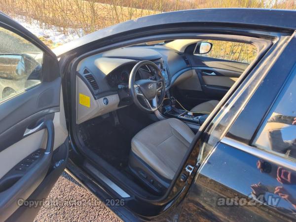 Black Hyundai i40 2013 in Haapsalu, with an engine capacity of 1.70 L and mileage of 301 thousand km for 4300 €, photo 4 on AUTOMOTO.COM.LV