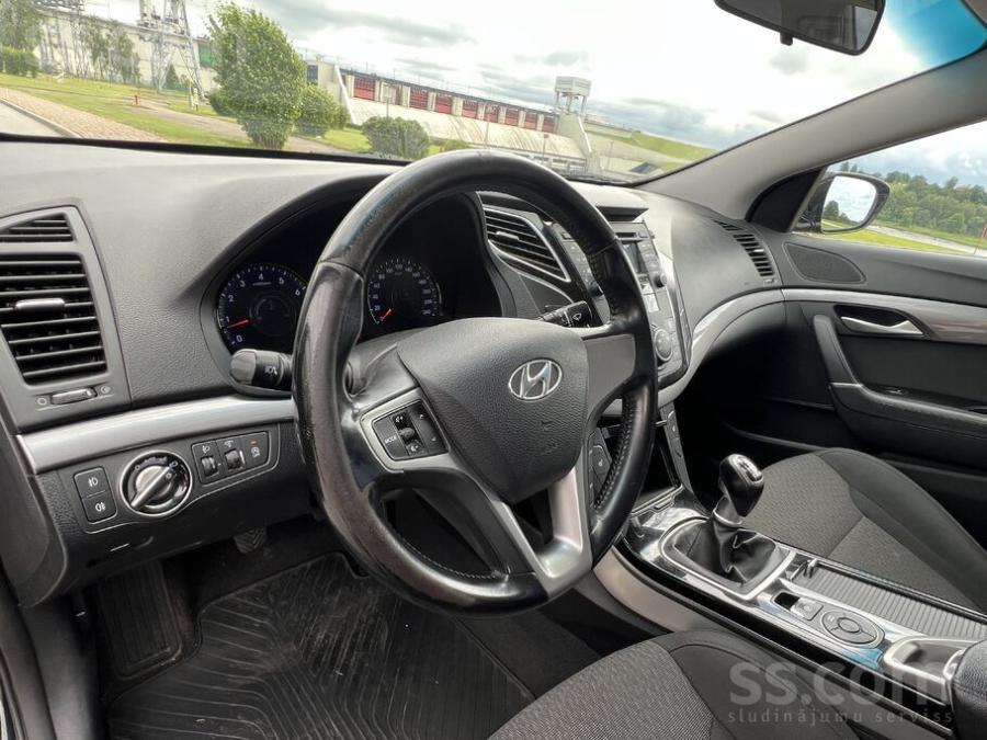 Melns Hyundai i40 2013 Aizkraukle, ar dzinēja tilpumu 1.60 L un nobraukumu 201 tūkst. km par 3500 €, foto 12 vietnē AUTOMOTO.COM.LV