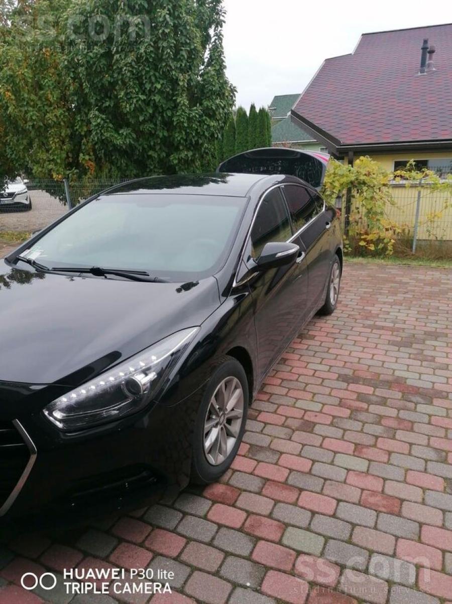 Black Hyundai i40 2015 in Riga, with an engine capacity of 1.70 L and mileage of 236 thousand km for 6500 €, photo 1 on AUTOMOTO.COM.LV