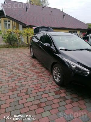 Black Hyundai i40 2015 in Riga, with an engine capacity of 1.70 L and mileage of 236 thousand km for 6500 €, photo 2 on AUTOMOTO.COM.LV