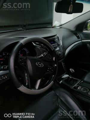 Black Hyundai i40 2015 in Riga, with an engine capacity of 1.70 L and mileage of 236 thousand km for 6500 €, photo 4 on AUTOMOTO.COM.LV