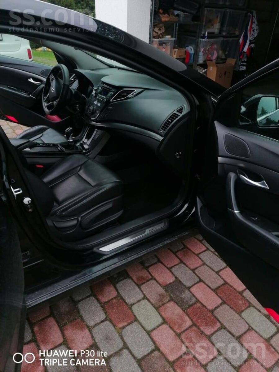 Black Hyundai i40 2015 in Riga, with an engine capacity of 1.70 L and mileage of 236 thousand km for 6500 €, photo 5 on AUTOMOTO.COM.LV