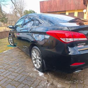 Black Hyundai i40 2015 in Tartu, with an engine capacity of 1.70 L and mileage of 341 thousand km for 5400 €, photo 7 on AUTOMOTO.COM.LV