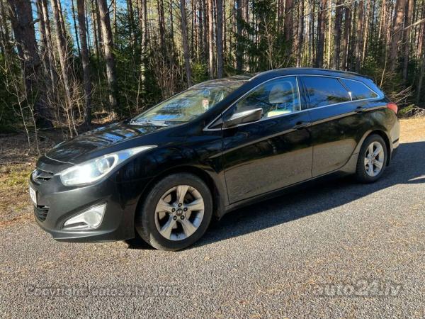 Black Hyundai i40 2011 in Tallinn, with an engine capacity of 1.70 L and mileage of 201 thousand km for 5500 €, photo 3 on AUTOMOTO.COM.LV