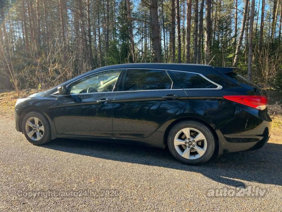 Black Hyundai i40 2011 in Tallinn, with an engine capacity of 1.70 L and mileage of 201 thousand km for 5500 €, photo 4 on AUTOMOTO.COM.LV