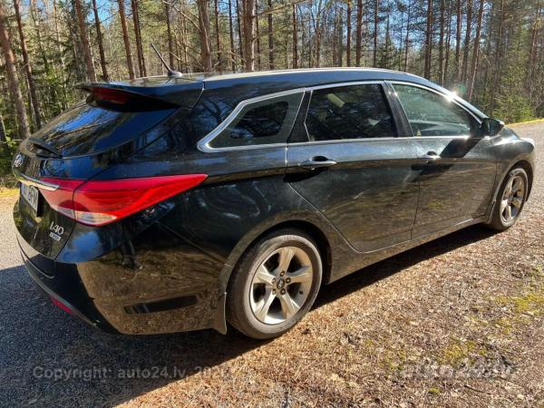 Black Hyundai i40 2011 in Tallinn, with an engine capacity of 1.70 L and mileage of 201 thousand km for 5500 €, photo 7 on AUTOMOTO.COM.LV