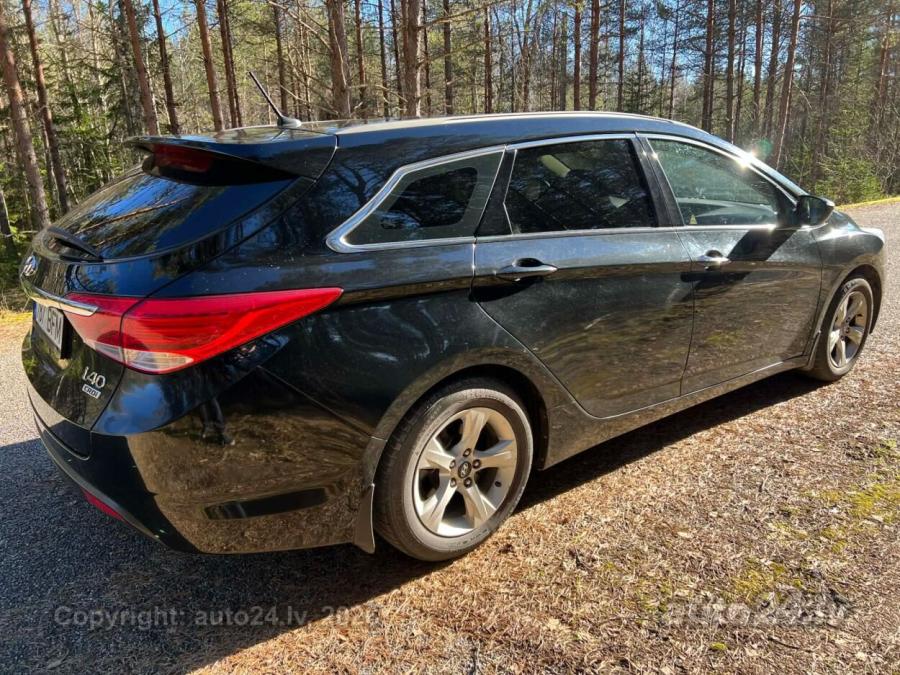Black Hyundai i40 2011 in Tallinn, with an engine capacity of 1.70 L and mileage of 201 thousand km for 5500 €, photo 7 on AUTOMOTO.COM.LV