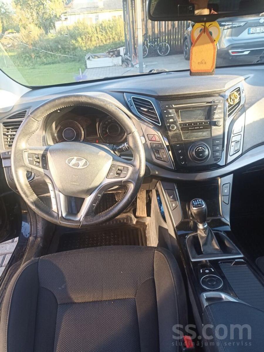 Melns Hyundai i40 2011 Daugavpils, ar dzinēja tilpumu 1.70 L un nobraukumu 250 tūkst. km par 3300 €, foto 8 vietnē AUTOMOTO.COM.LV